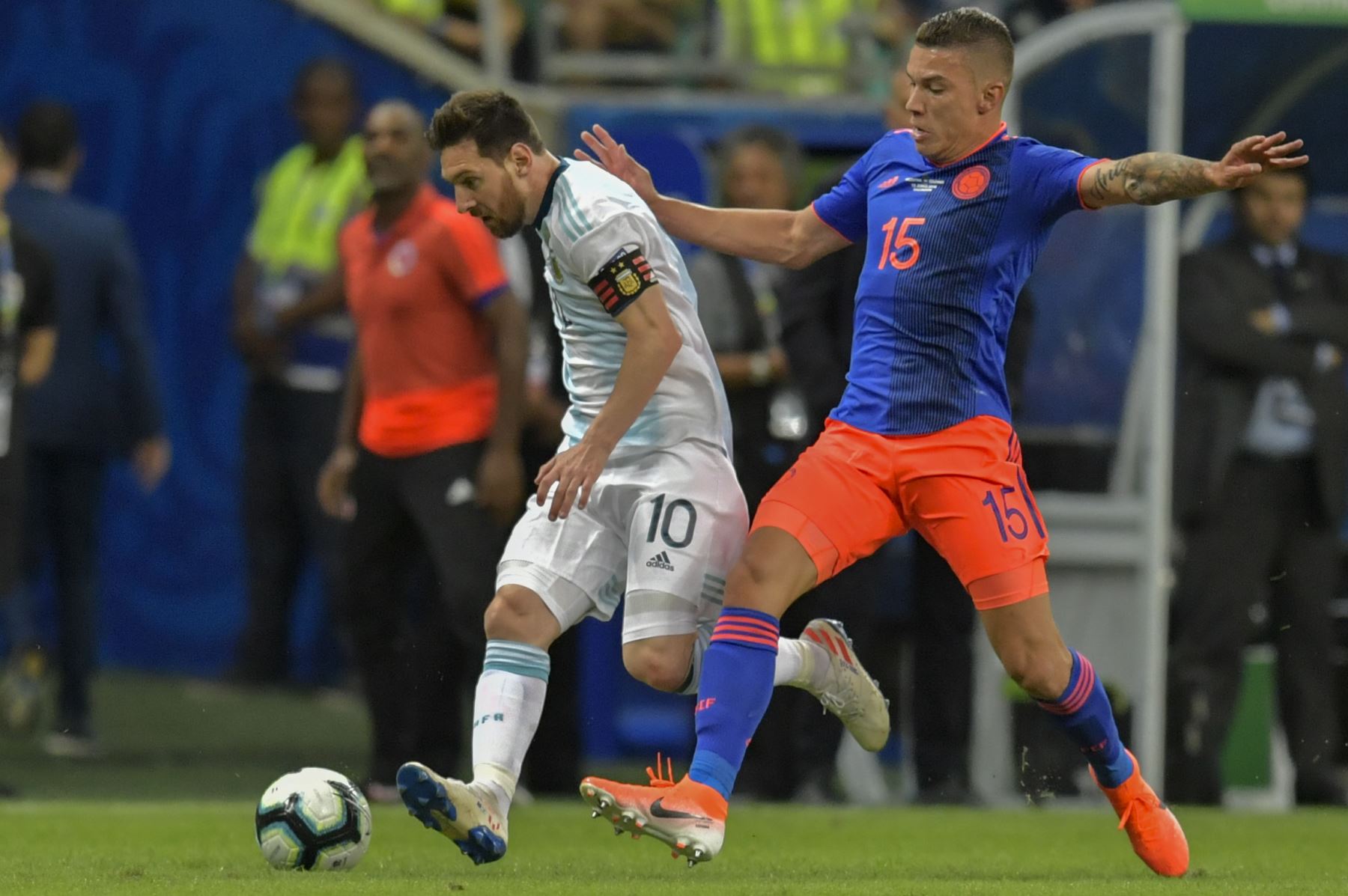 col vs Arg Lionel Messi (Iz.) marcado por Mateus Uribe – FullDeportes ...